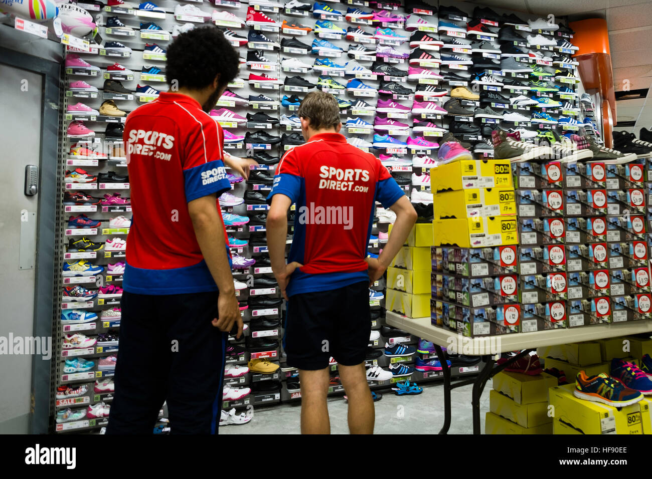 Sports direct workers immagini e fotografie stock ad alta risoluzione ...