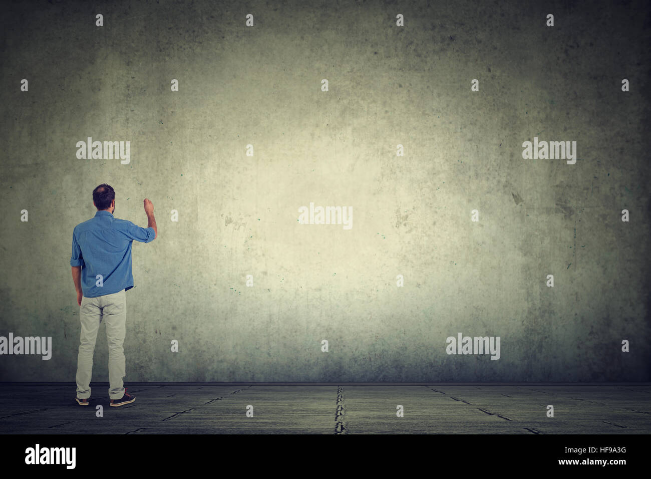 Man writing on blackboard immagini e fotografie stock ad alta ...