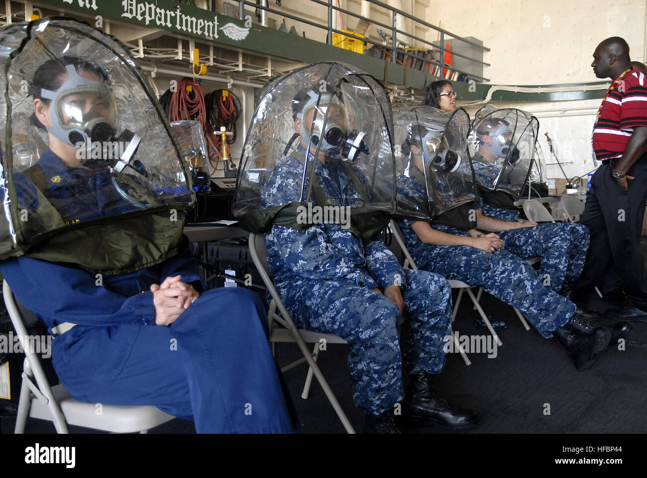 Gas mask fit test immagini e fotografie stock ad alta risoluzione - Alamy