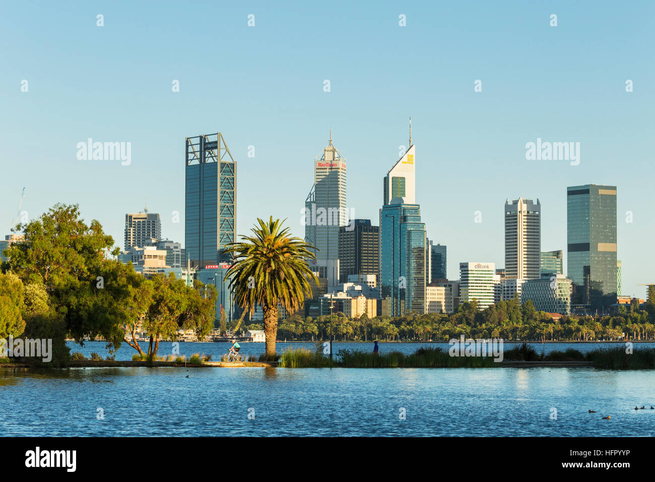 Vista su St James Mitchell Park e il fiume Swan per lo skyline della ...