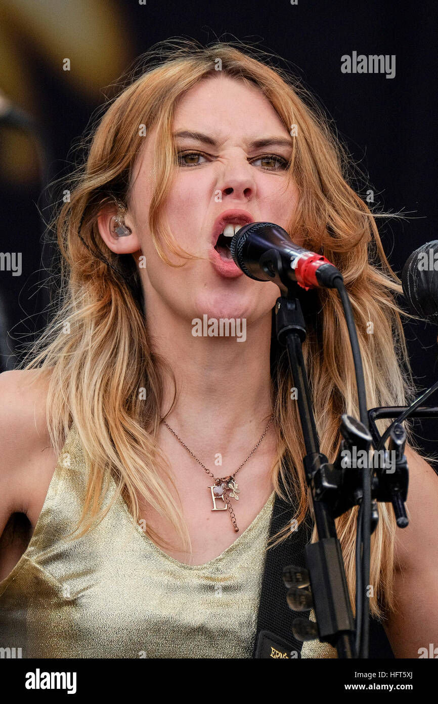 Ellie rowell wolf alice eseguendo sul palco piramide festival di ...