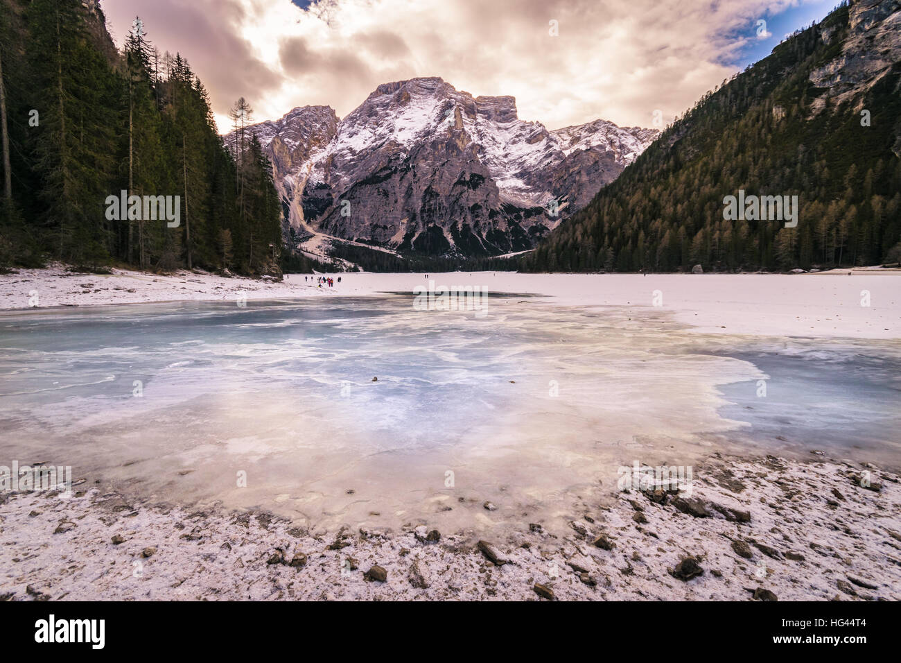 Lago di braies inverno immagini e fotografie stock ad alta risoluzione ...