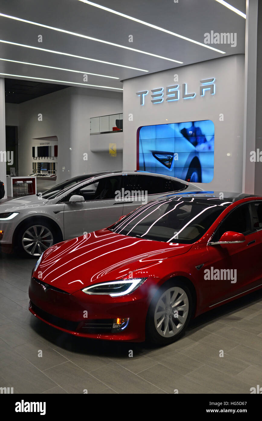 Tesla motors store immagini e fotografie stock ad alta risoluzione - Alamy