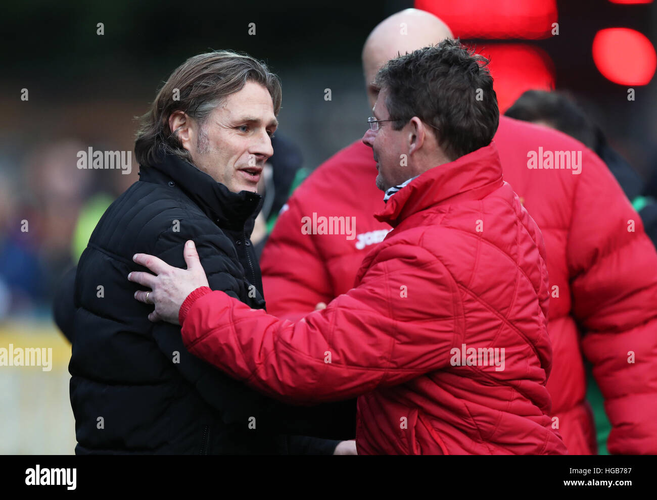 Wycombe Wanderers manager Gareth Ainsworth (sinistra) saluta ...