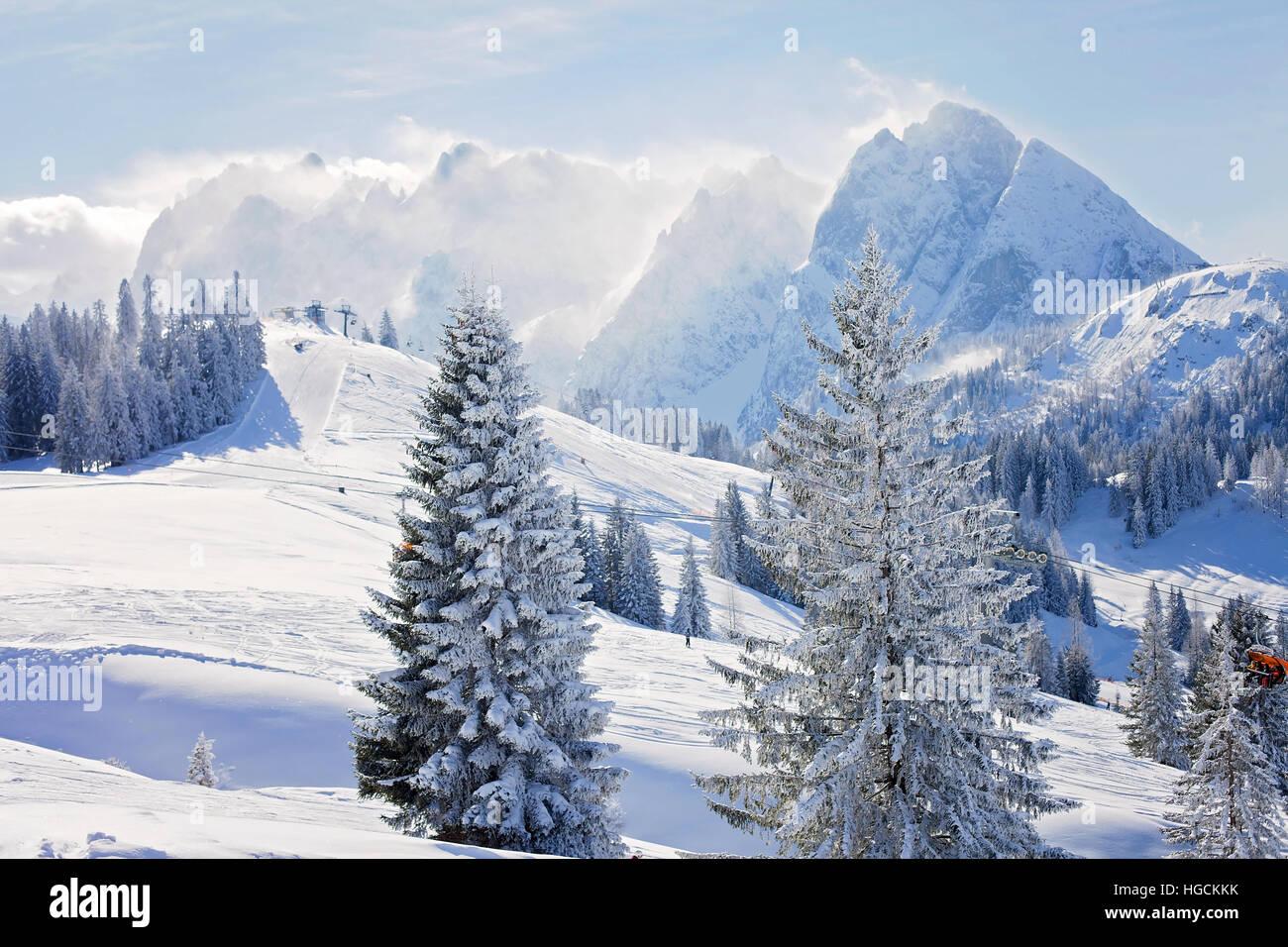 Paesaggio invernale di scena in una stazione sciistica in Austria, neve ...