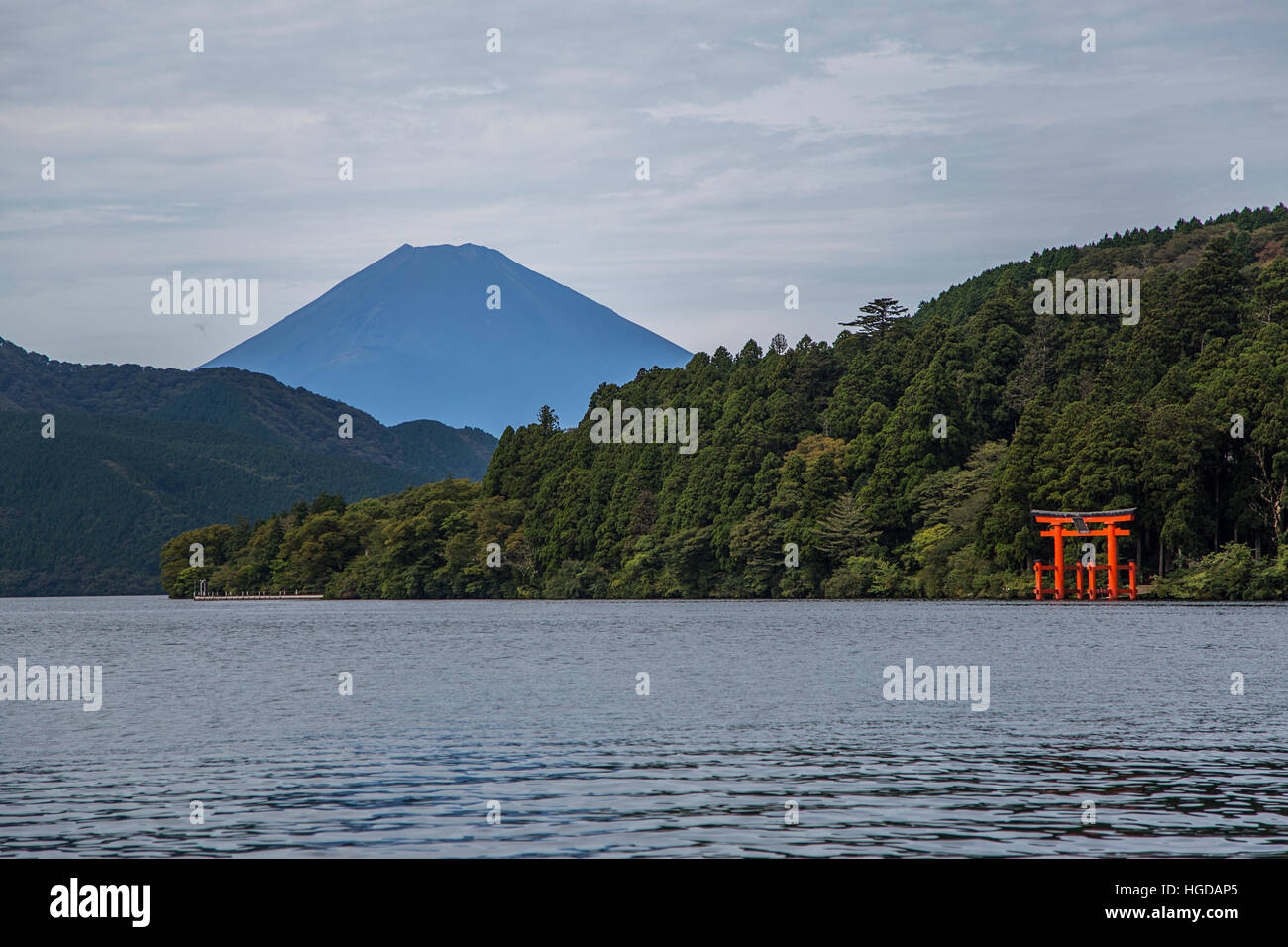 Torii del santuario di hakone immagini e fotografie stock ad alta ...