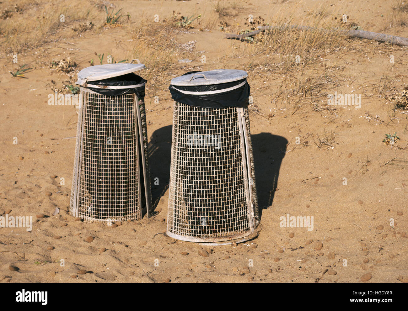 Garbage bins on beach immagini e fotografie stock ad alta risoluzione ...