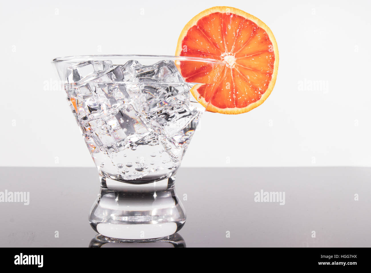 Bevanda frizzante in una coppetta Martini con un sangue fetta di ...