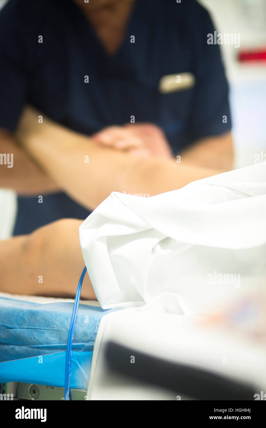 Scrub per sala operatoria ospedaliero al ginocchio immagini e ...