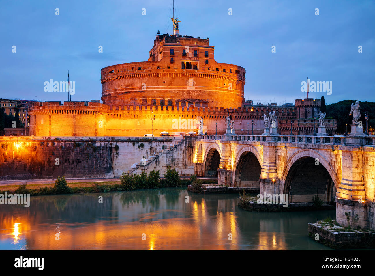 Il Mausoleo di Adriano (Castel Sant'Angelo a Roma di notte Foto stock ...