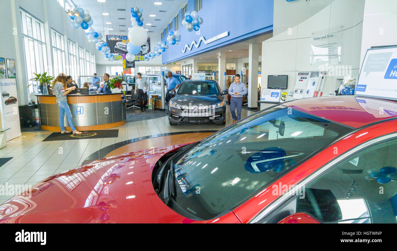 Auto dealership immagini e fotografie stock ad alta risoluzione - Alamy