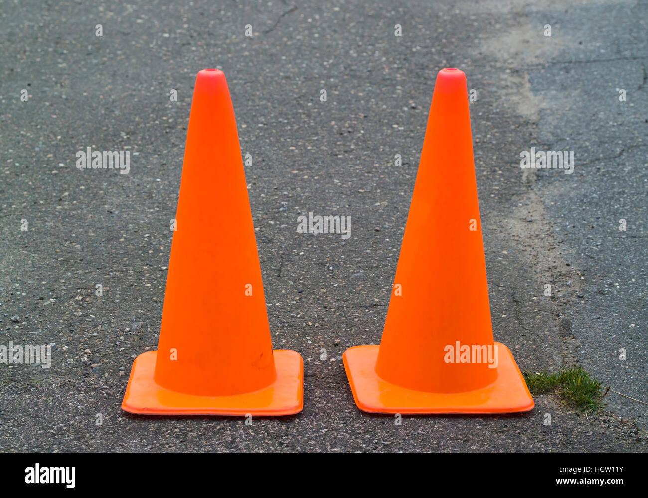Coni di traffico in strada immagini e fotografie stock ad alta ...