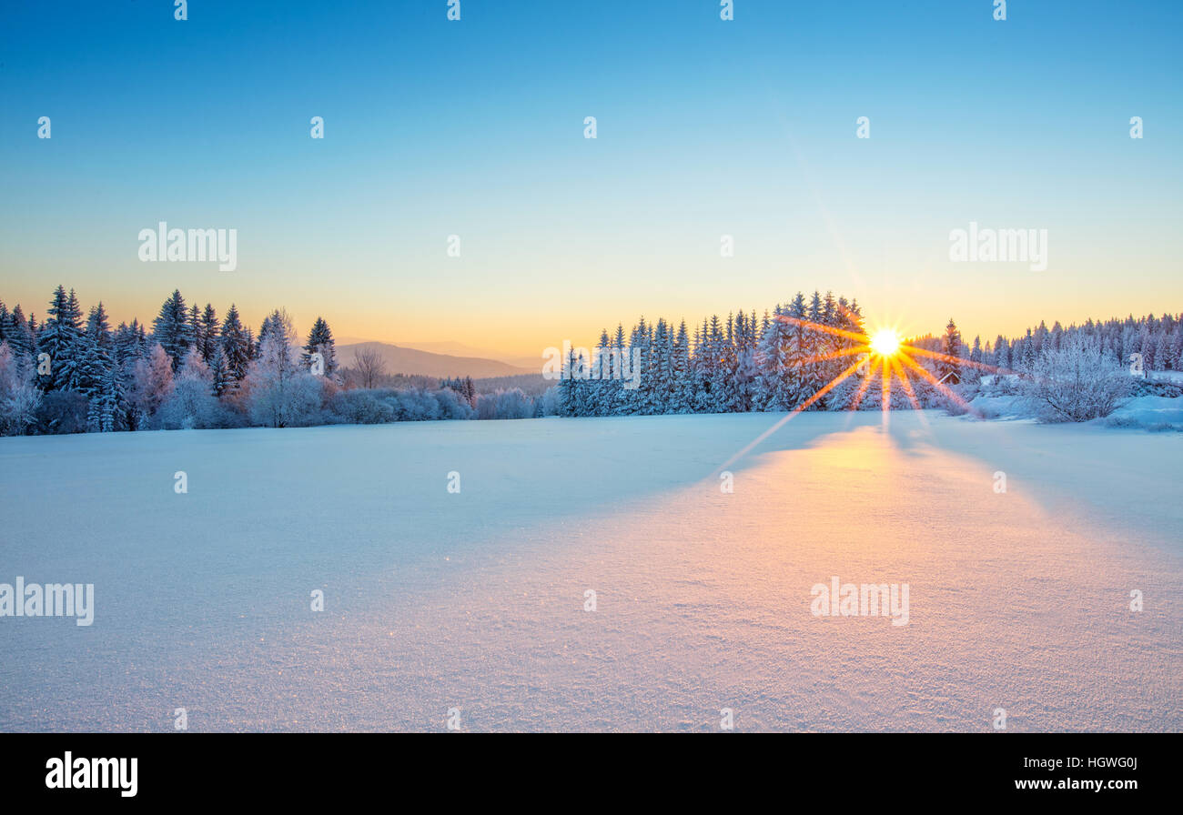 Majestic sunrise in inverno le montagne paesaggio. Immagine ad alta ...