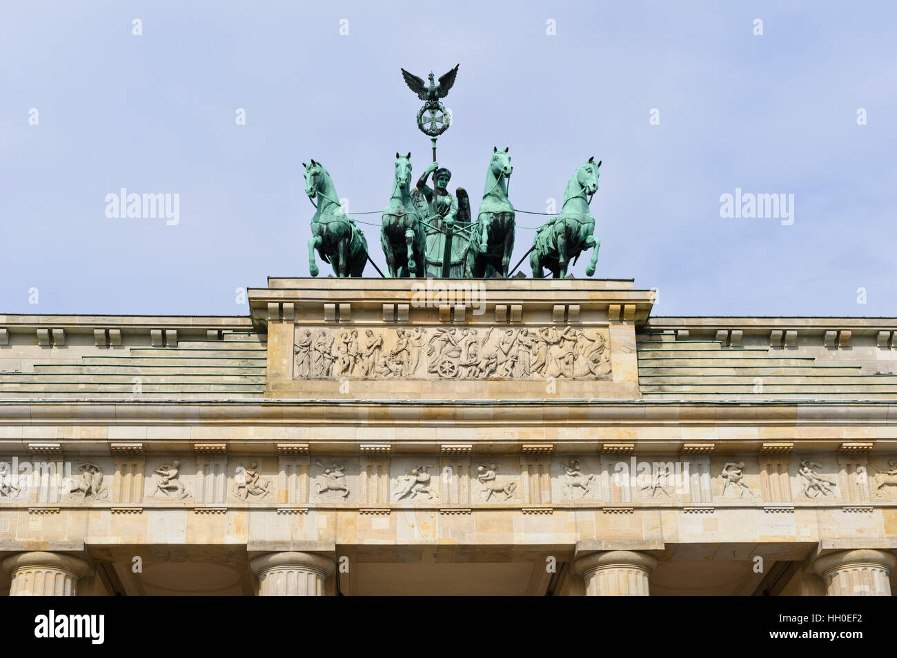 L'iconica Porta di Brandeburgo con un carro con i cavalli sulla sommità ...