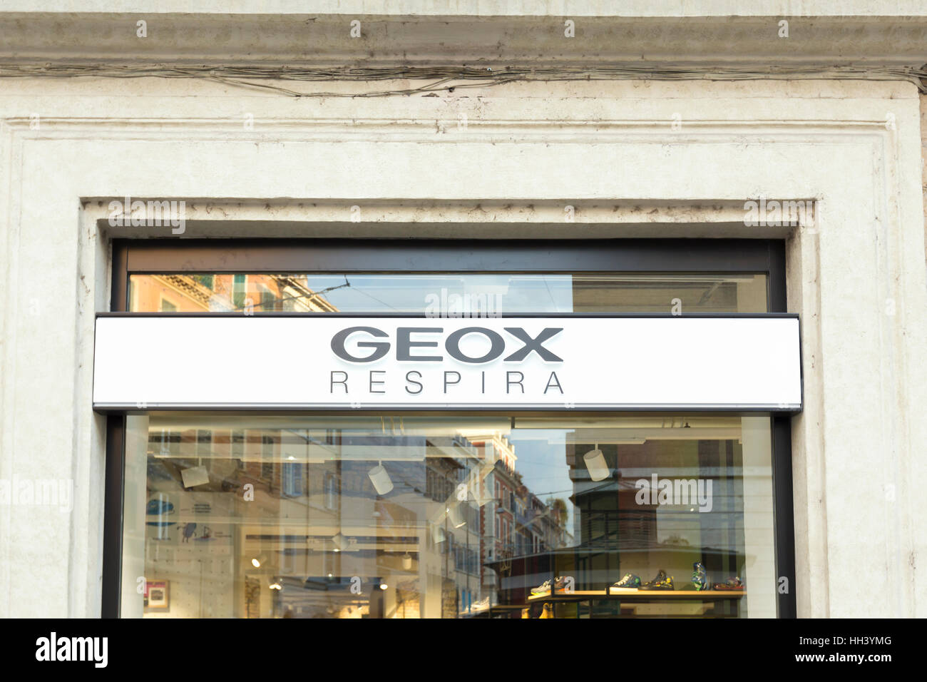 Logo geox immagini e fotografie stock ad alta risoluzione - Alamy