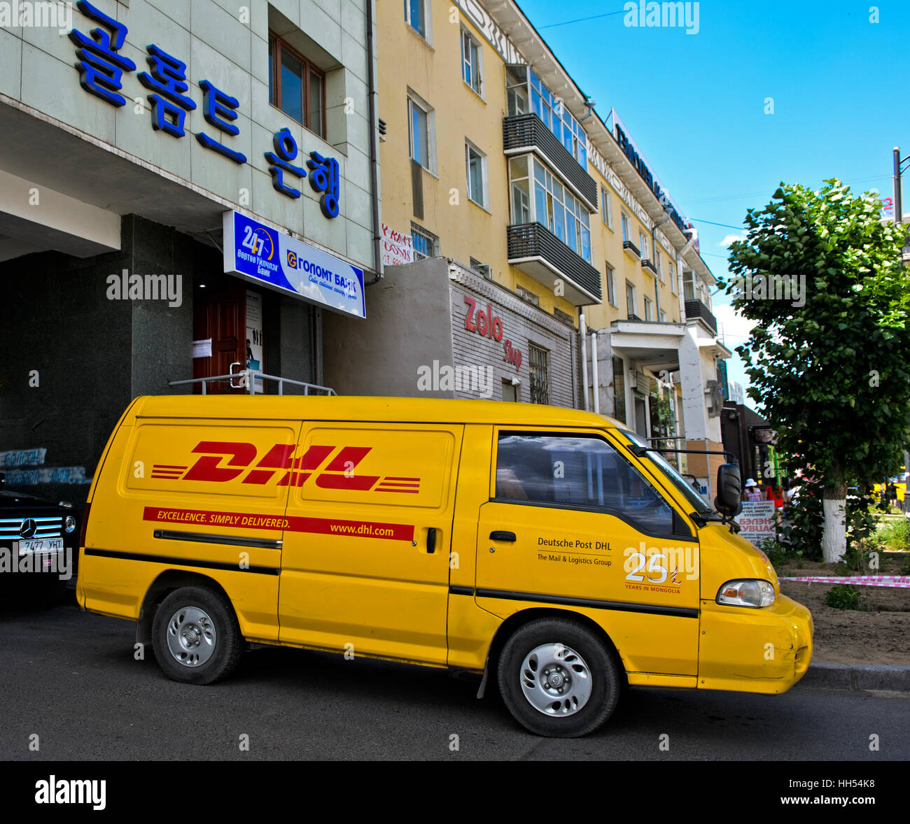 Dhl post car immagini e fotografie stock ad alta risoluzione - Alamy