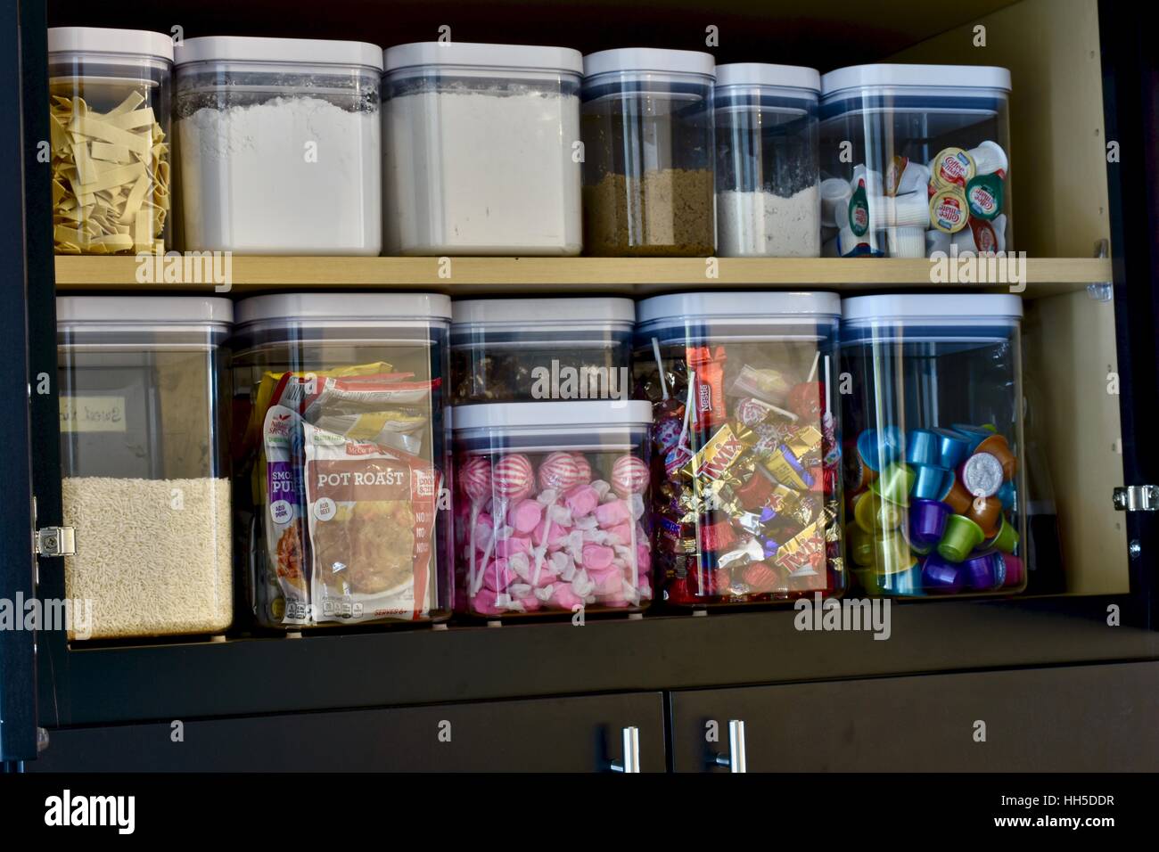 Dispensa moderna immagini e fotografie stock ad alta risoluzione - Alamy