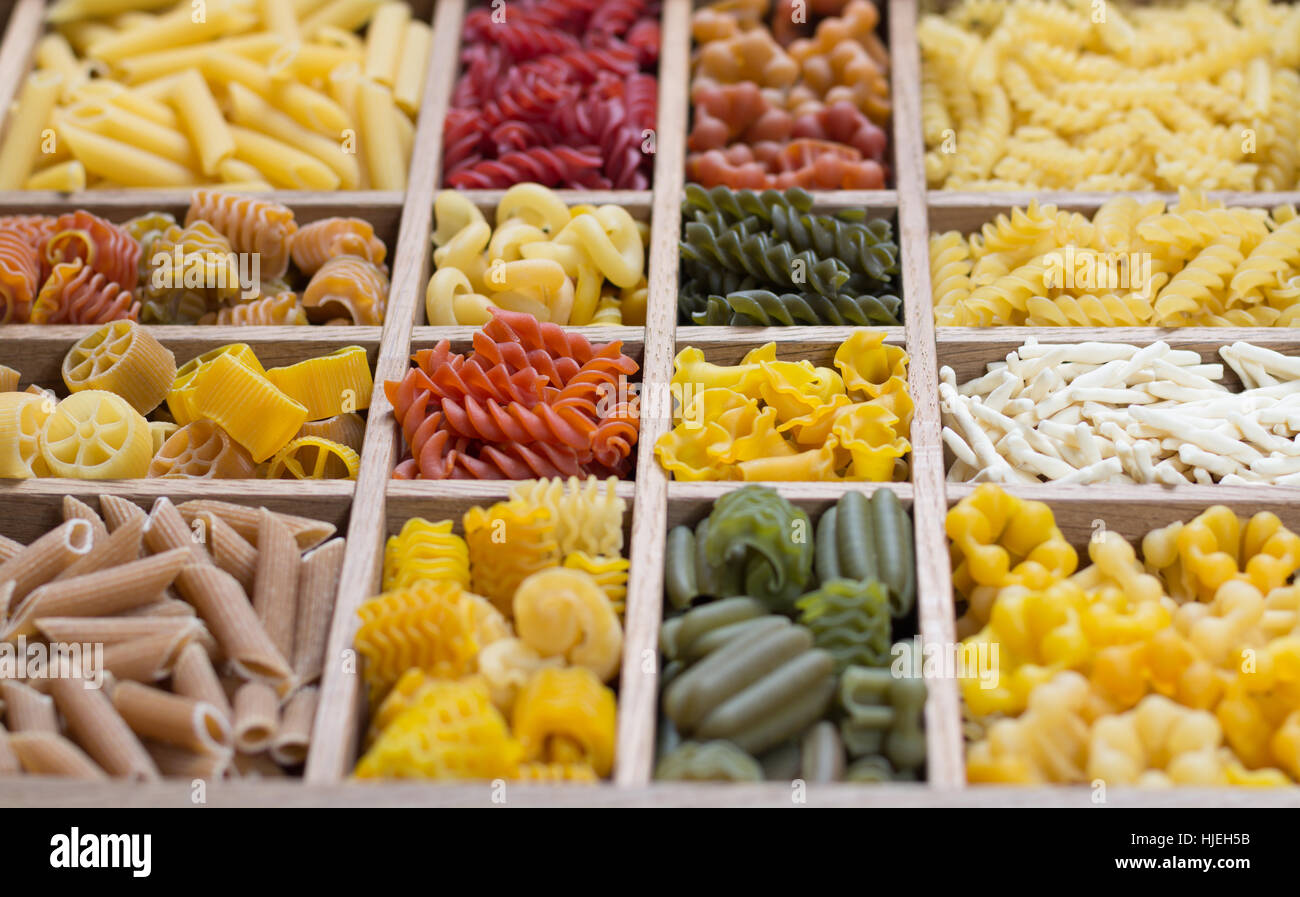 Varietà di tipi, i colori e le forme di pasta italiana. Pasta secca ...