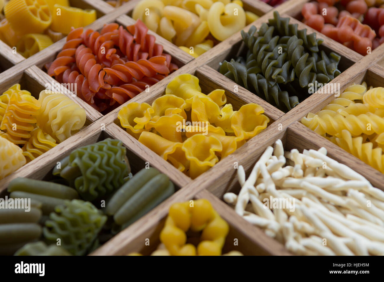 Varietà di tipi, i colori e le forme di pasta italiana. Pasta secca ...
