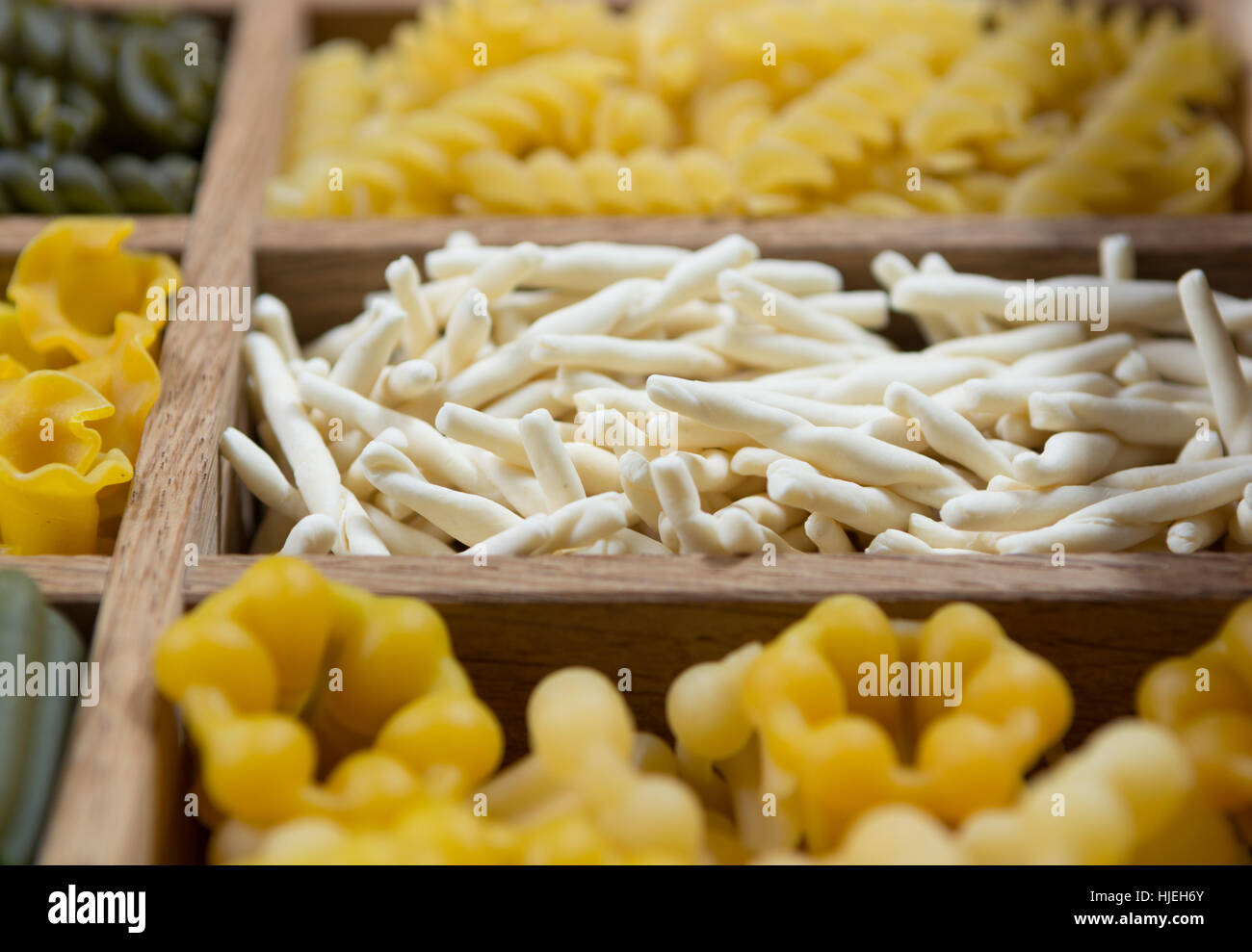Varietà di tipi, i colori e le forme di pasta italiana. Pasta secca ...