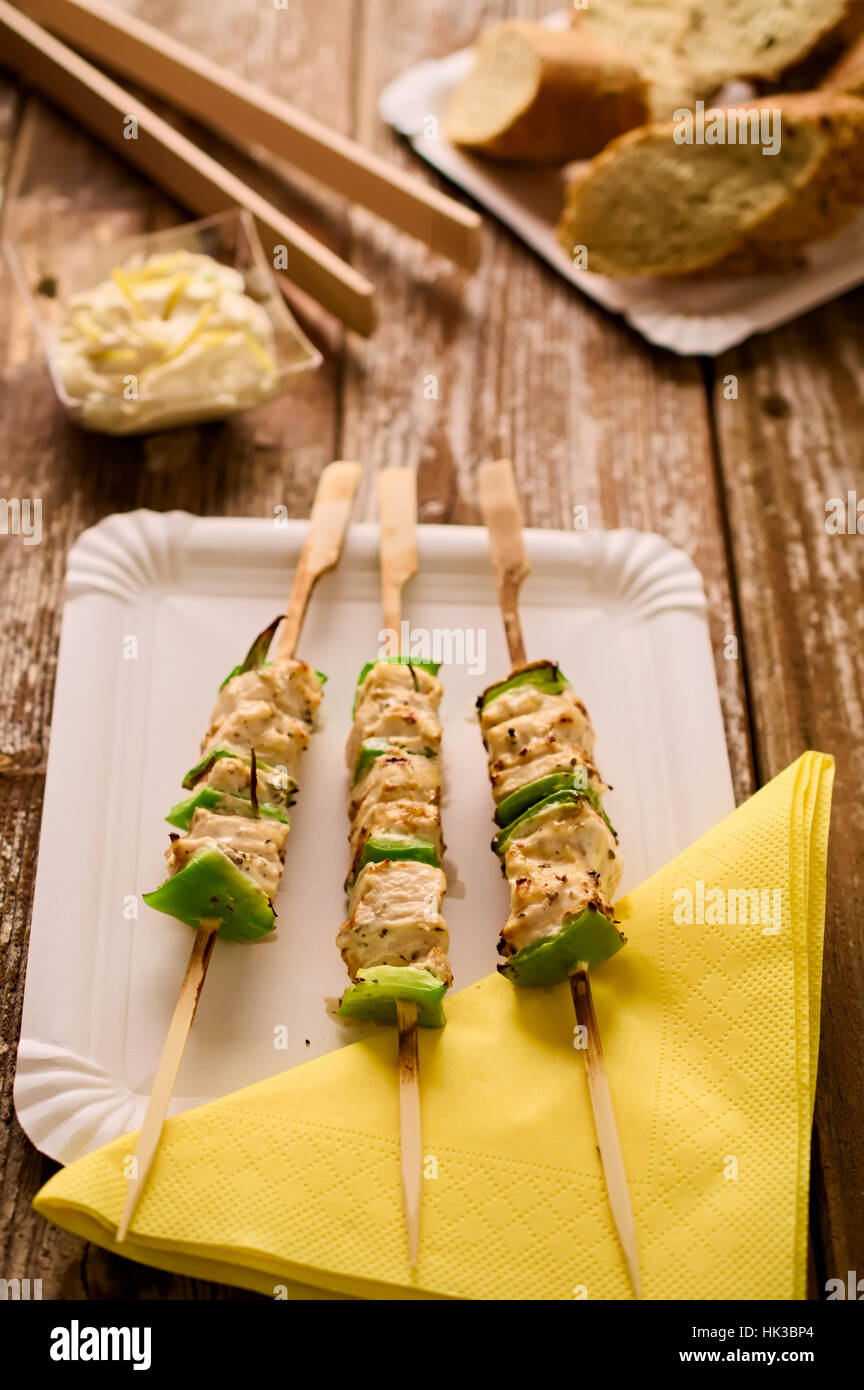 Concetto di barbecue picnic food. Barbecue grigliate di carne di pollo ...