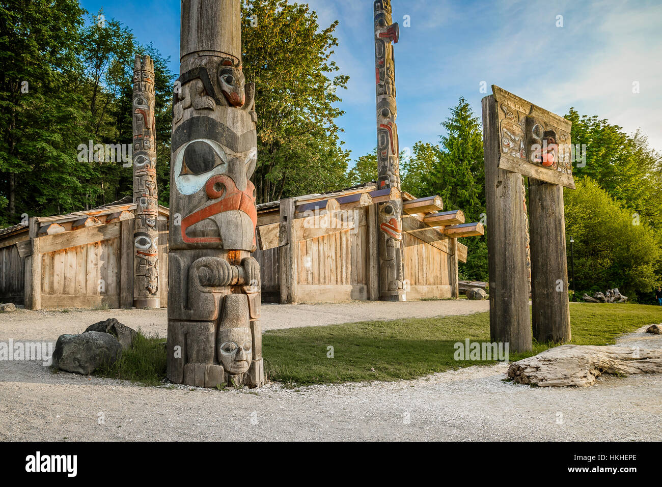 Totem delle prime nazioni casa lunga ubc museo di antropologia immagini ...