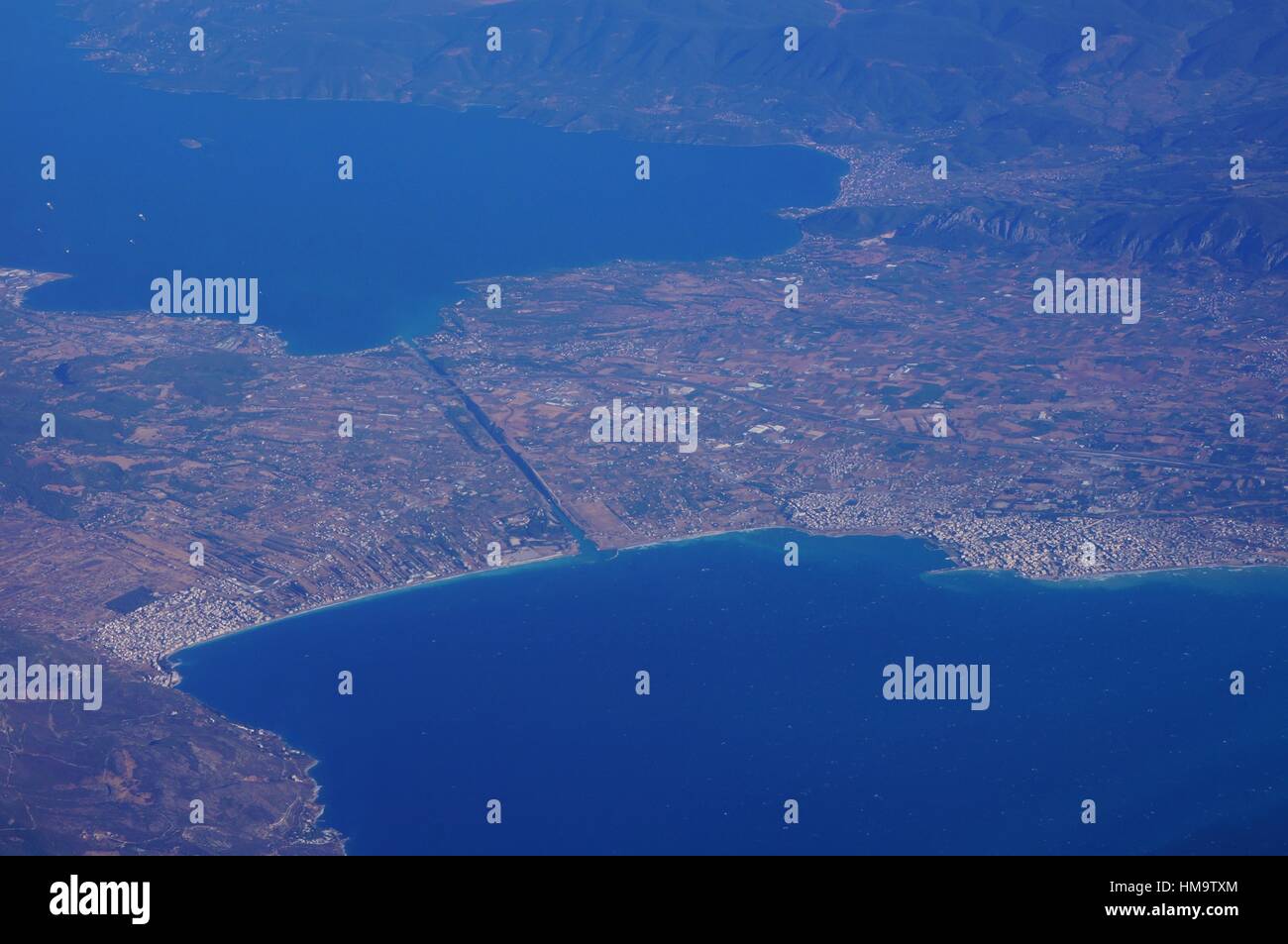 Vista aerea dell'Istmo di Corinto collega la Grecia continentale con la ...