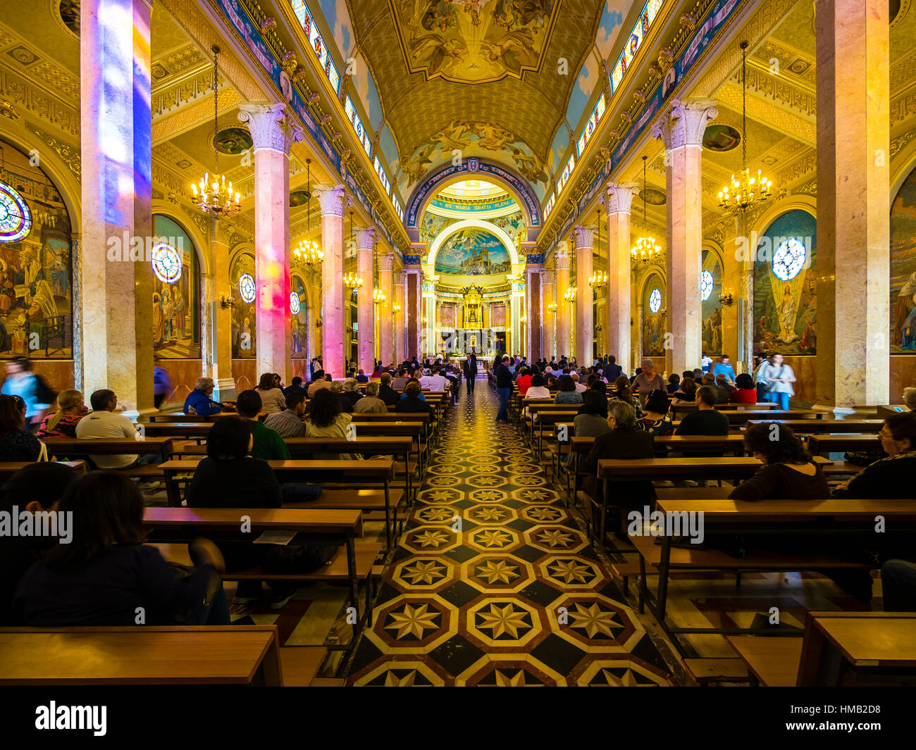 Interno del Santuario di Maria Santissima del Tindari, la Chiesa del ...