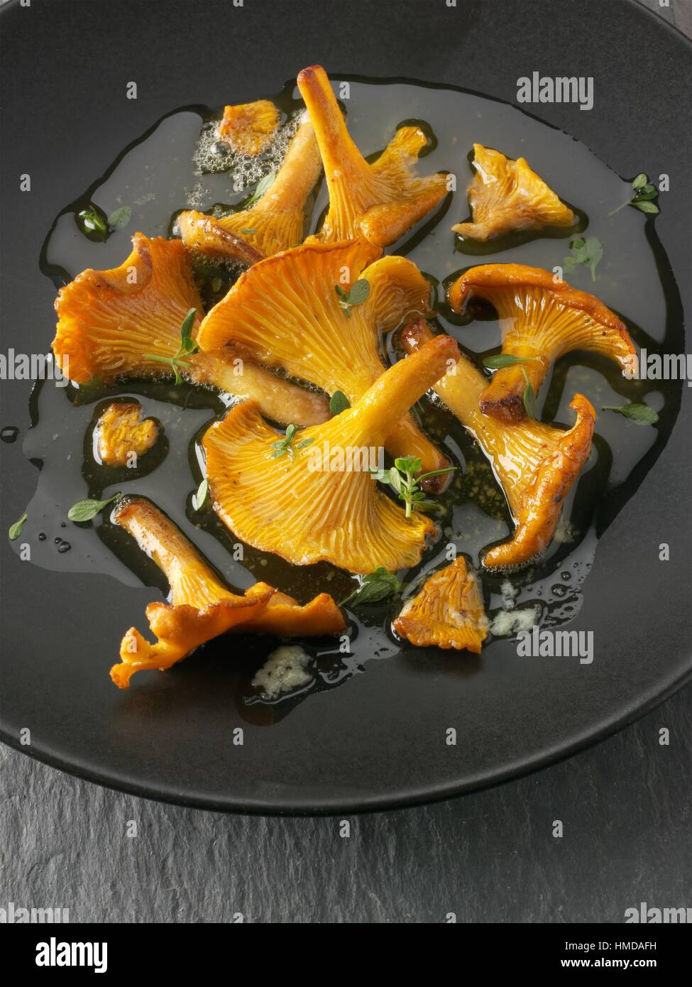 Funghi gallinacci saltati immagini e fotografie stock ad alta ...
