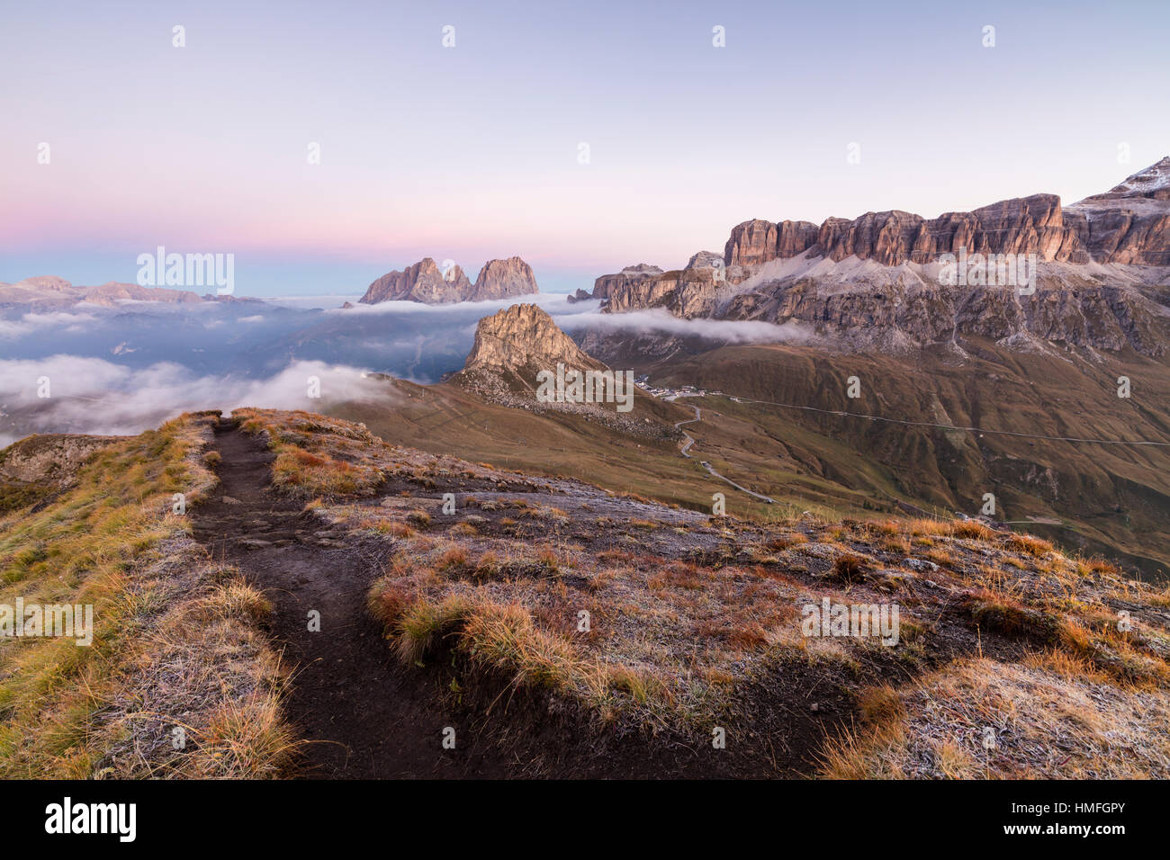 Cielo rosa e la nebbia sul Sass Beca e Sassolungo visto dalla cima ...