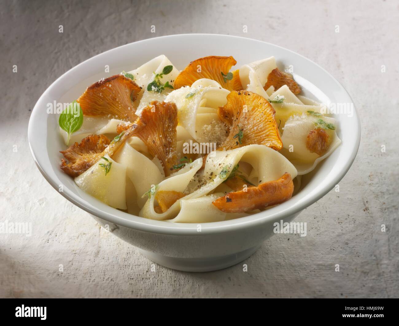 Funghi gallinacci saltati immagini e fotografie stock ad alta ...