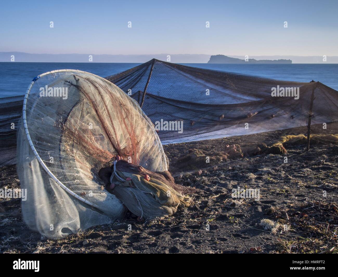 Reti da pesca (nassa) sulle rive del lago di Bolsena Foto stock - Alamy