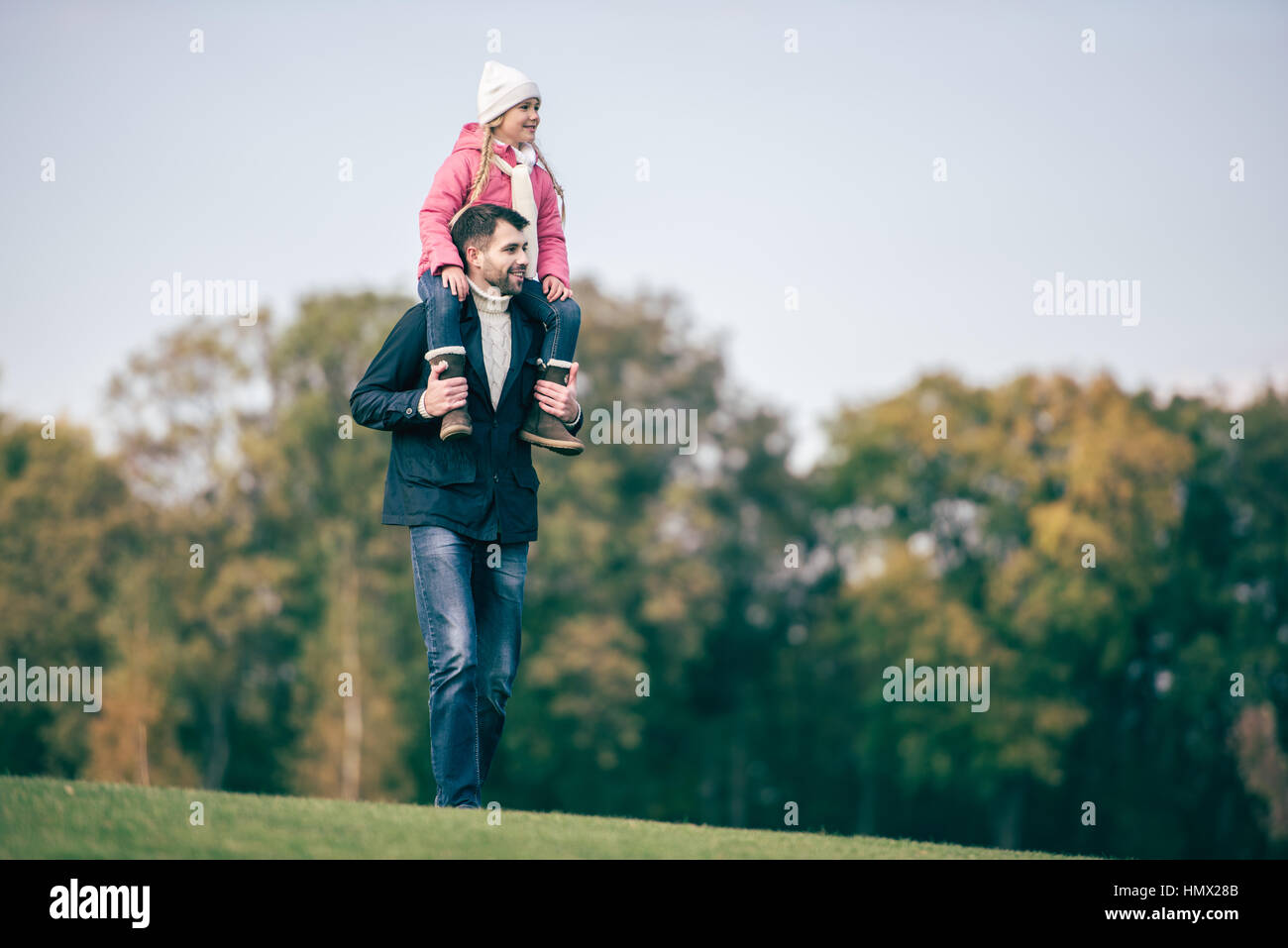 Uomo che porta la ragazza sulle spalle immagini e fotografie stock ad ...