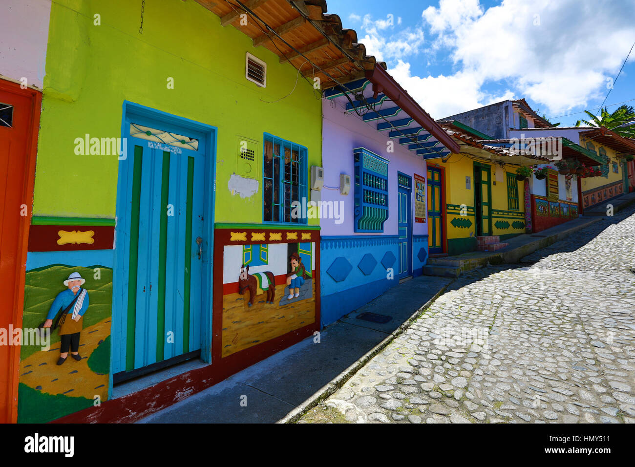 Colorate case coloniali e strada di ciottoli in Guatape Colombia Foto ...