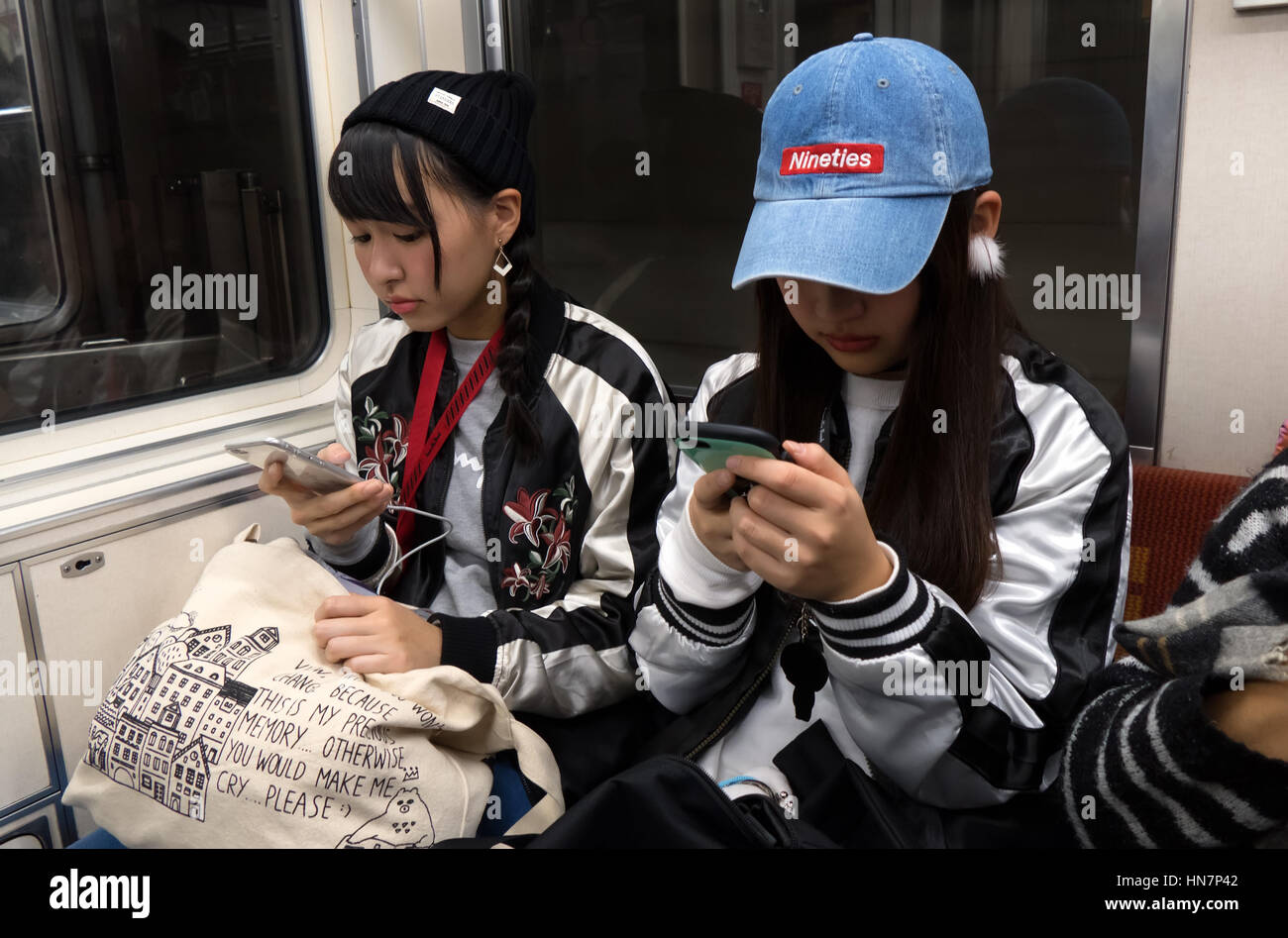 Young japanese women on train immagini e fotografie stock ad alta ...