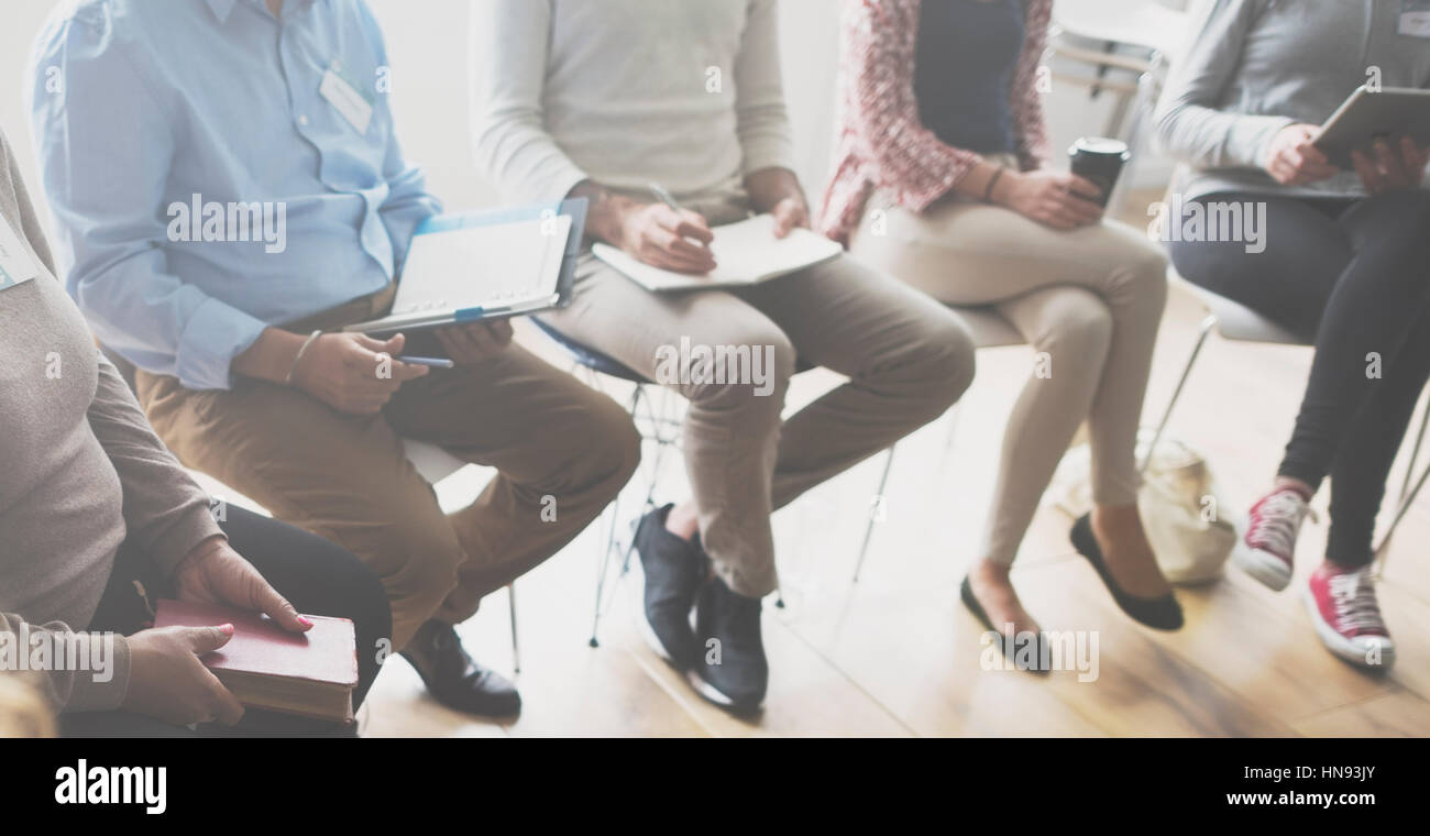 Persone sedute in cerchio immagini e fotografie stock ad alta ...