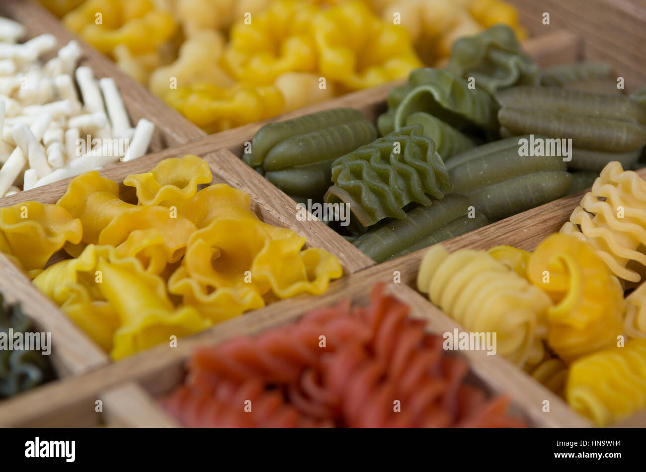 Varietà di tipi, i colori e le forme di pasta italiana. Pasta secca ...