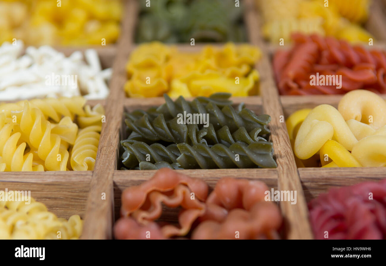 Varietà di tipi, i colori e le forme di pasta italiana. Pasta secca ...