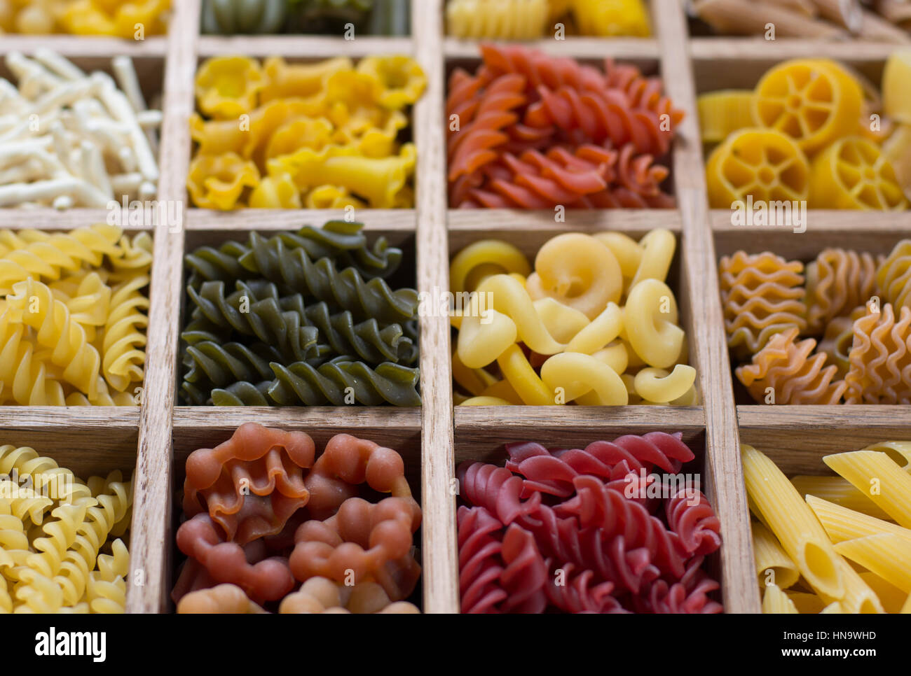 Varietà di tipi, i colori e le forme di pasta italiana. Pasta secca ...