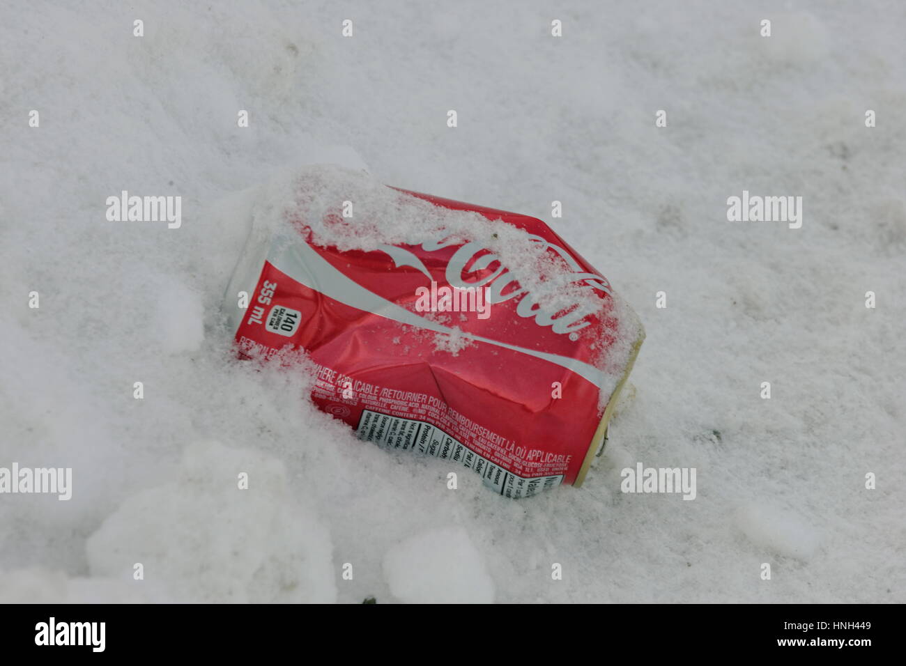 Lattina vuota di coca immagini e fotografie stock ad alta risoluzione ...