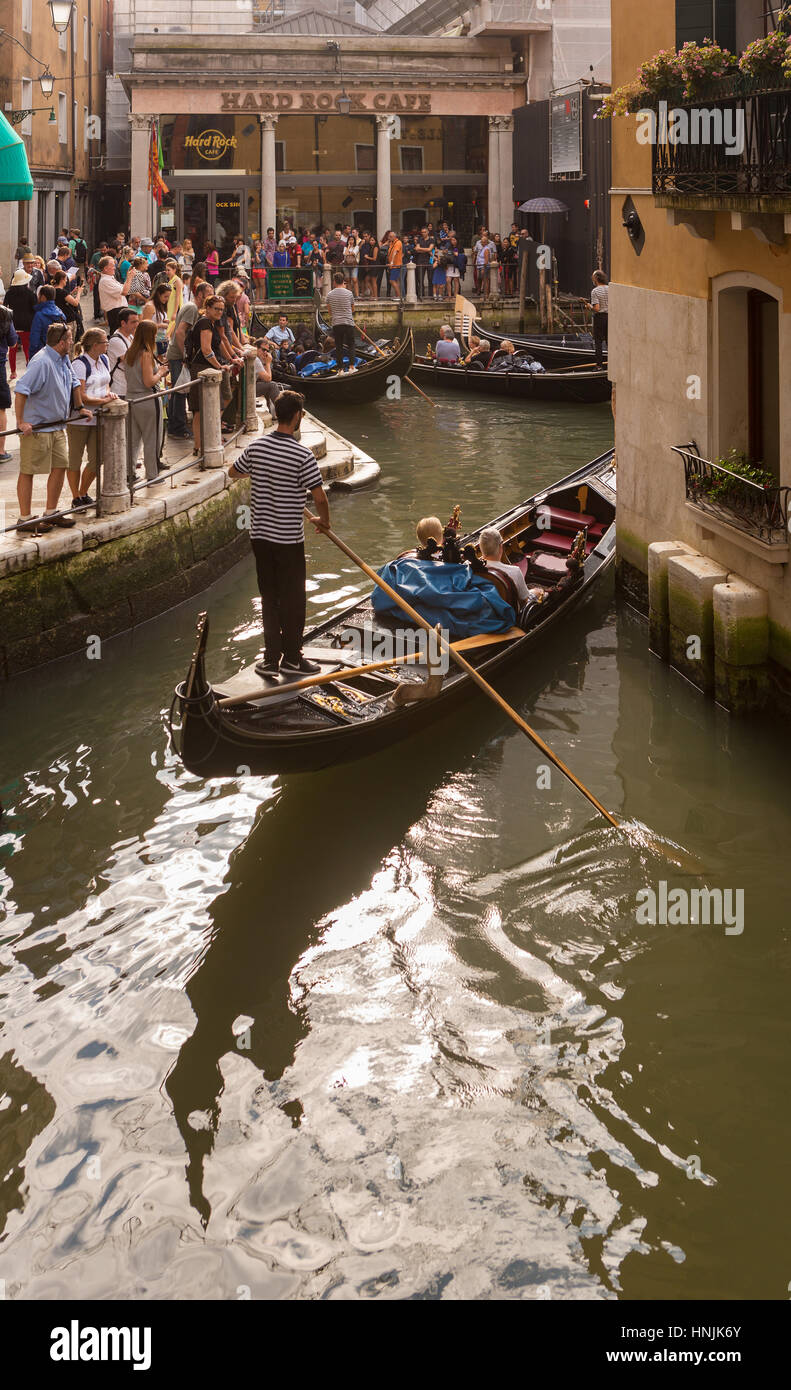 Troppi gruppi turistici immagini e fotografie stock ad alta risoluzione ...