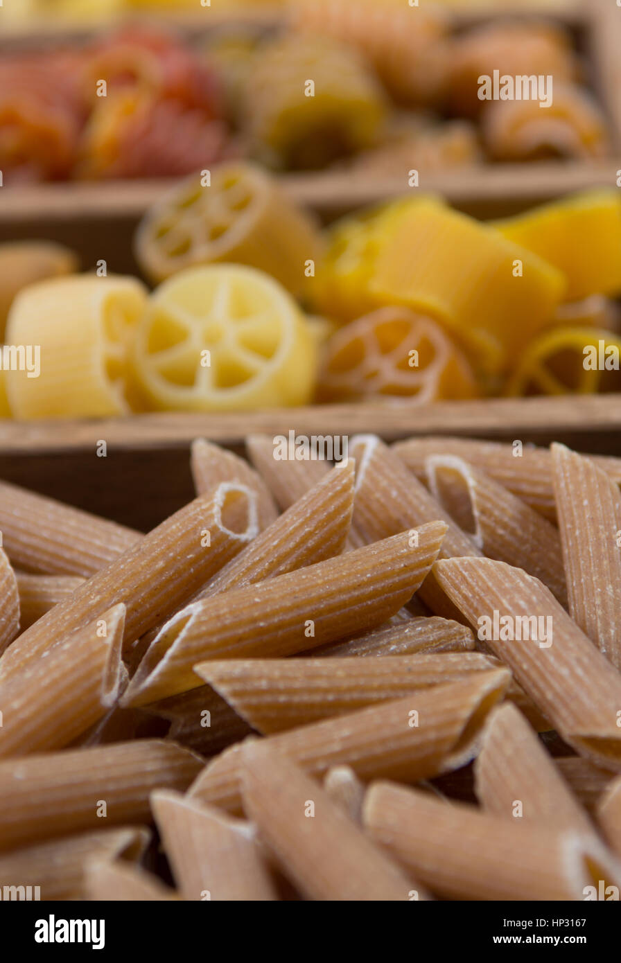 Varietà di tipi, i colori e le forme di pasta italiana. Pasta secca ...