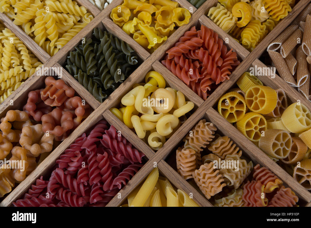 Varietà di tipi, i colori e le forme di pasta italiana. Pasta secca ...