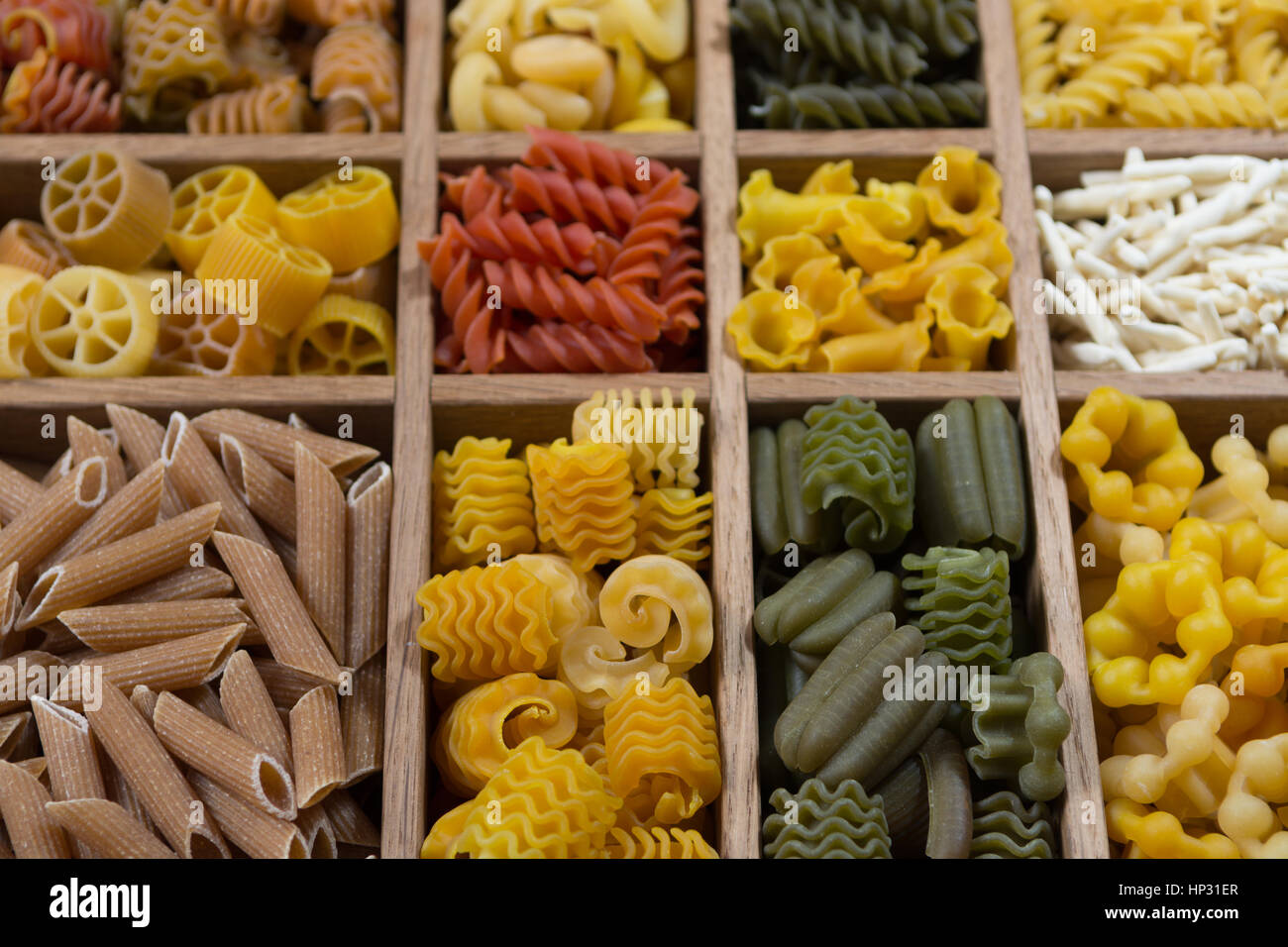 Varietà di tipi, i colori e le forme di pasta italiana. Pasta secca ...