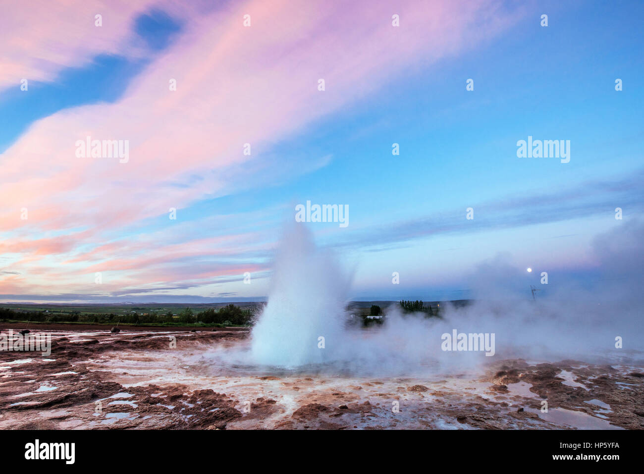 Strokkur geyser eruzione in Islanda. Colori fantastici passante shine ...