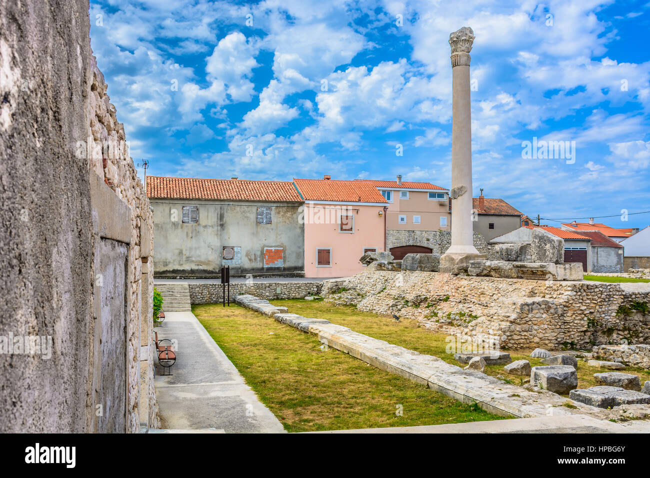 Resti del tempio romano e muro antico immagini e fotografie stock ad ...