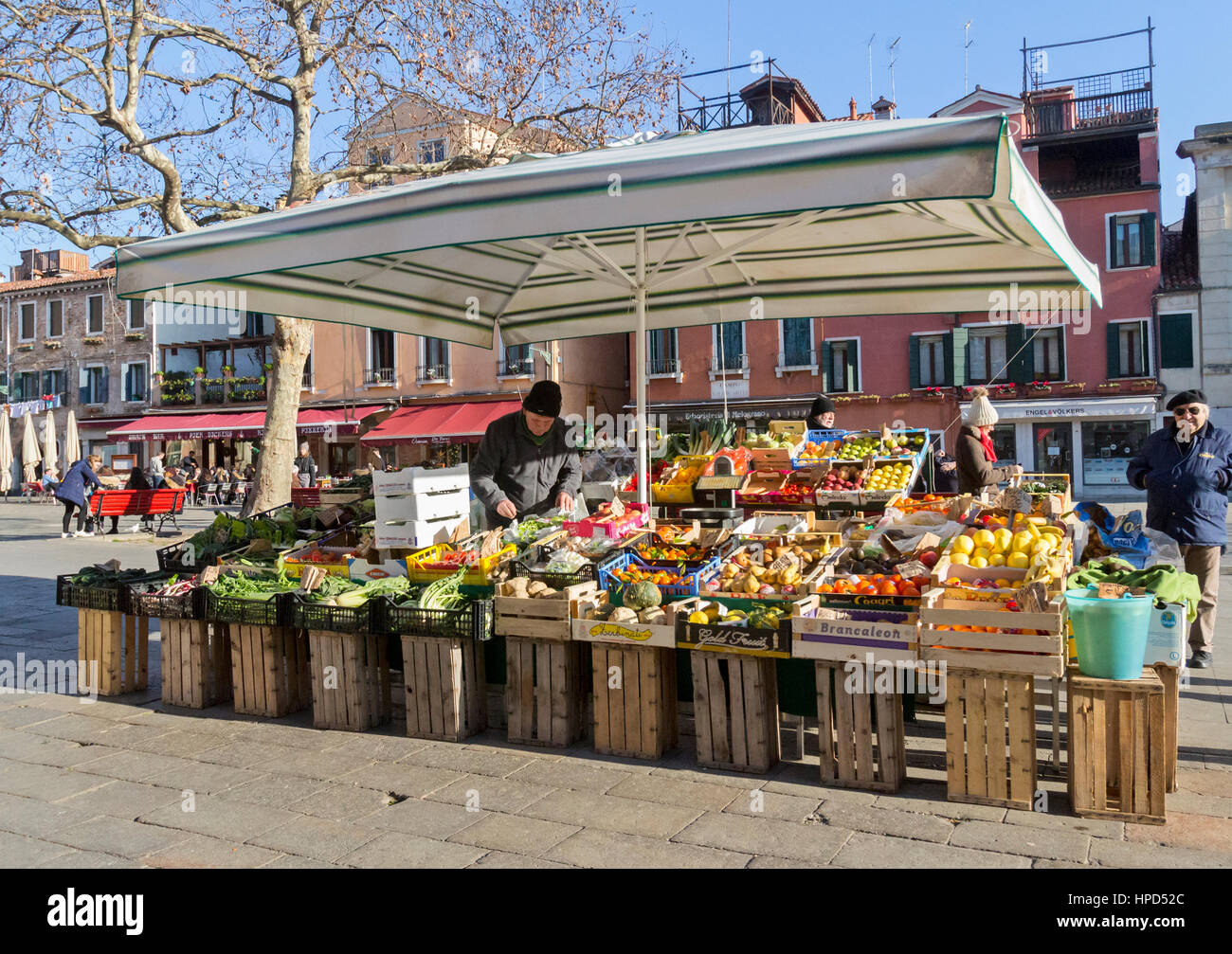 Un venditore ambulante la vendita di frutta e verdura in Venezia ...
