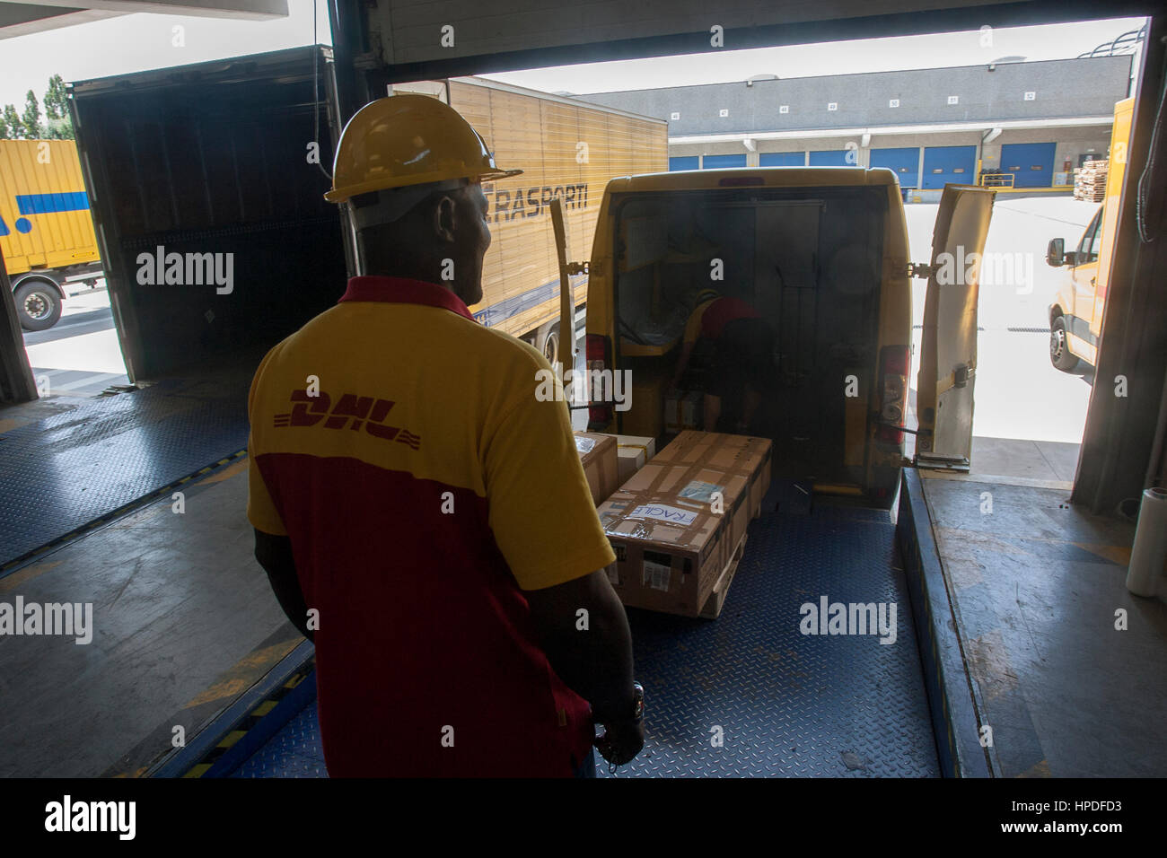 Dhl package immagini e fotografie stock ad alta risoluzione - Alamy