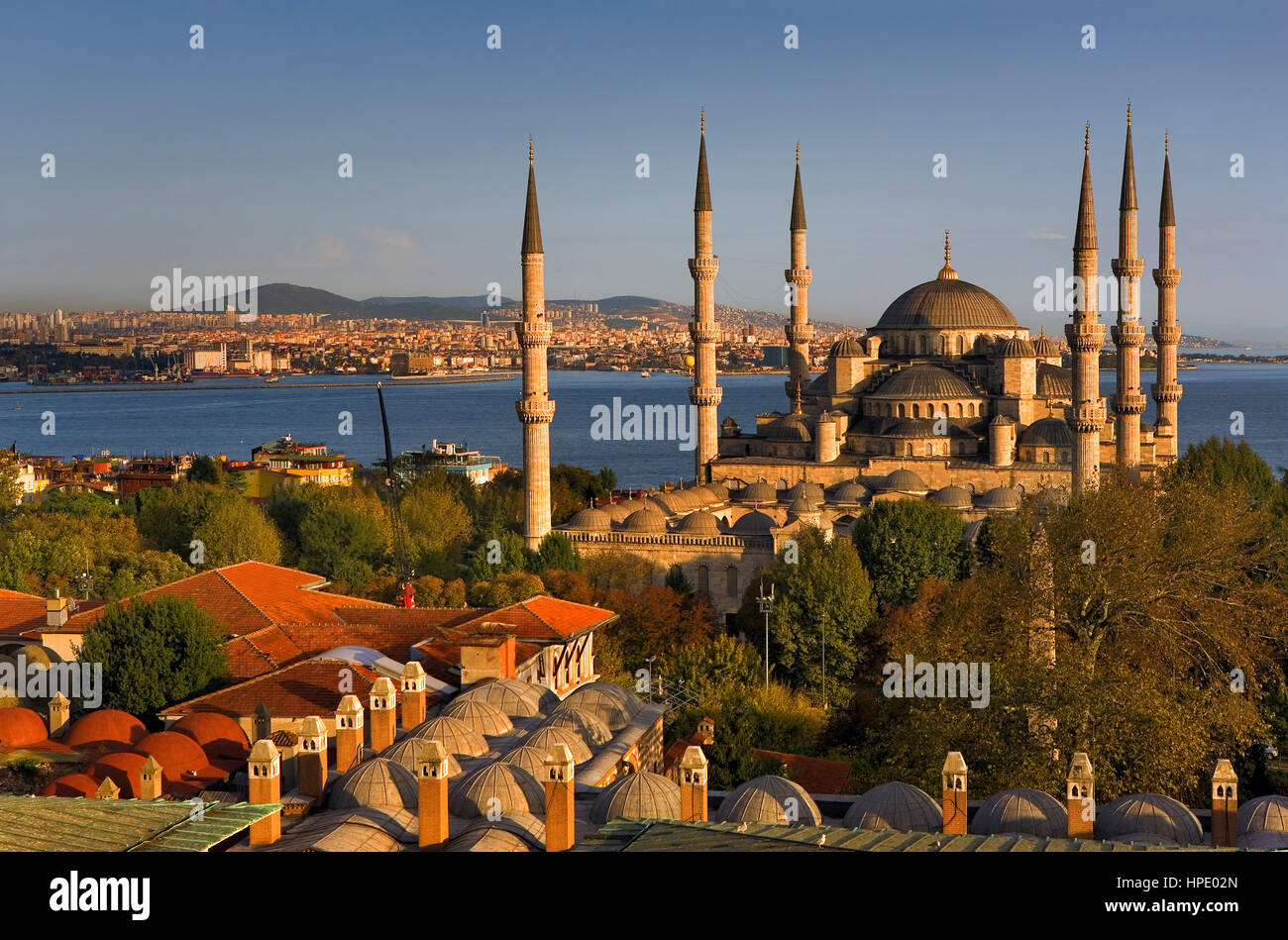 Moschea Sultan Ahmet ( Moschea Blu) e lo stretto del Bosforo, sullo ...