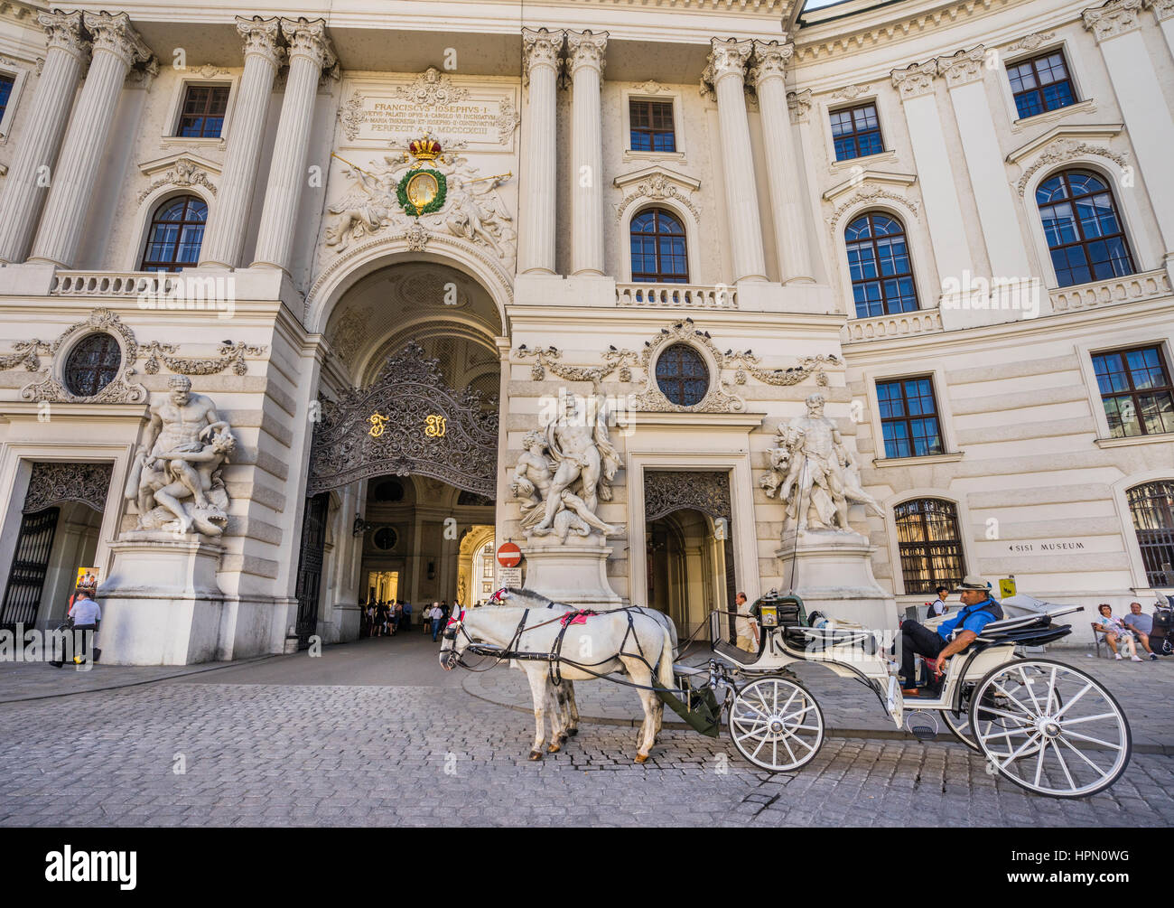 Statue hofburg michaelerplatz vienna immagini e fotografie stock ad ...